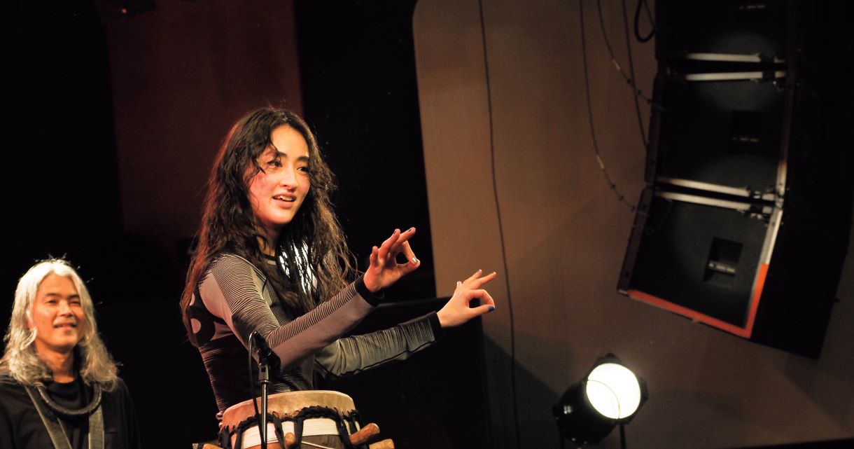 【本誌アーカイブ】音楽家・シシド・カフカ その挑戦と葛藤を語る（vol.21） | バイリンガル美術情報誌『ONBEAT』